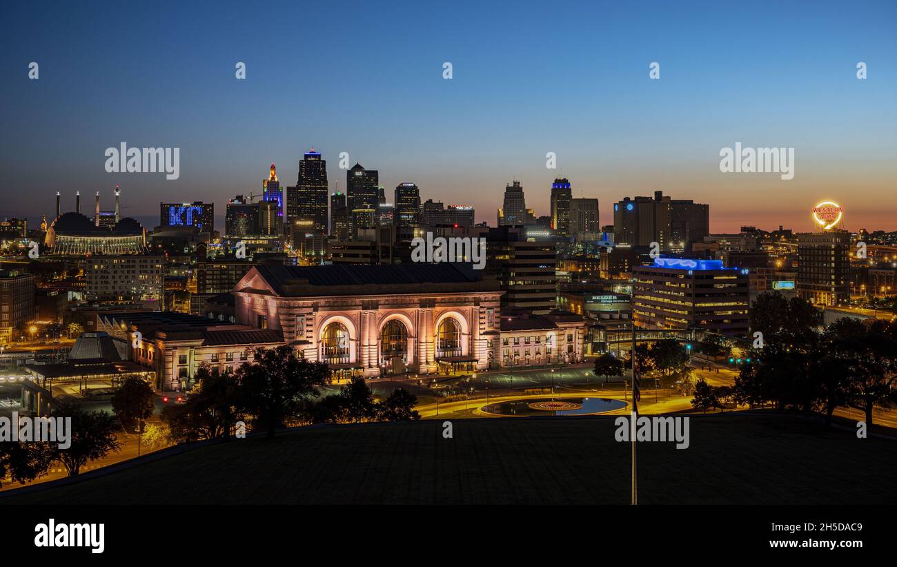Cityscape of Kansas at night, Missouri, USA Stock Photo - Alamy