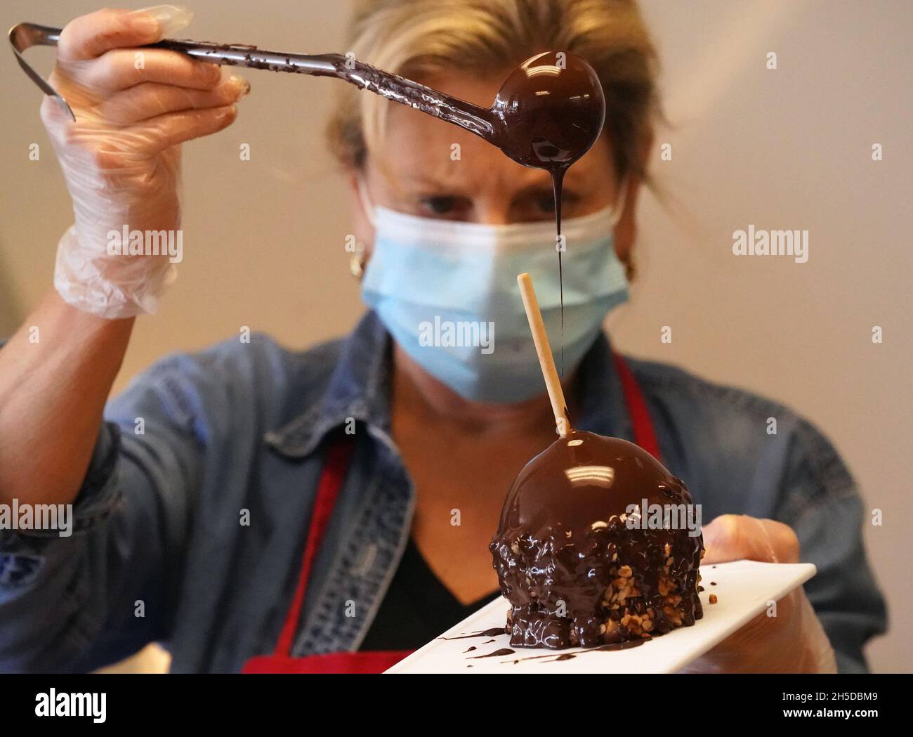 Olivette, United States. 08th Nov, 2021. Owner Janet Shulman pours ...