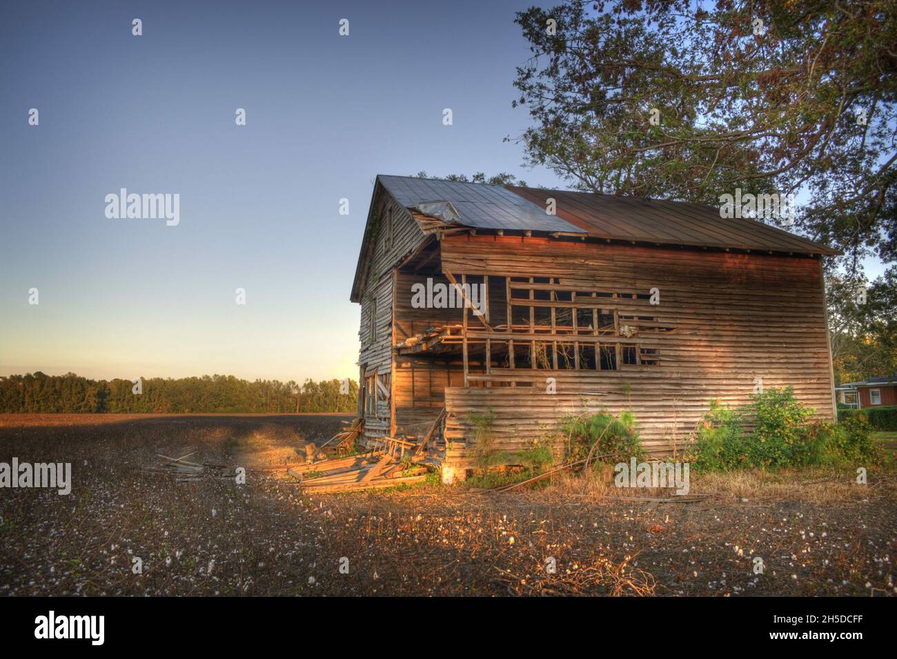 Old country cabin hi-res stock photography and images - Alamy