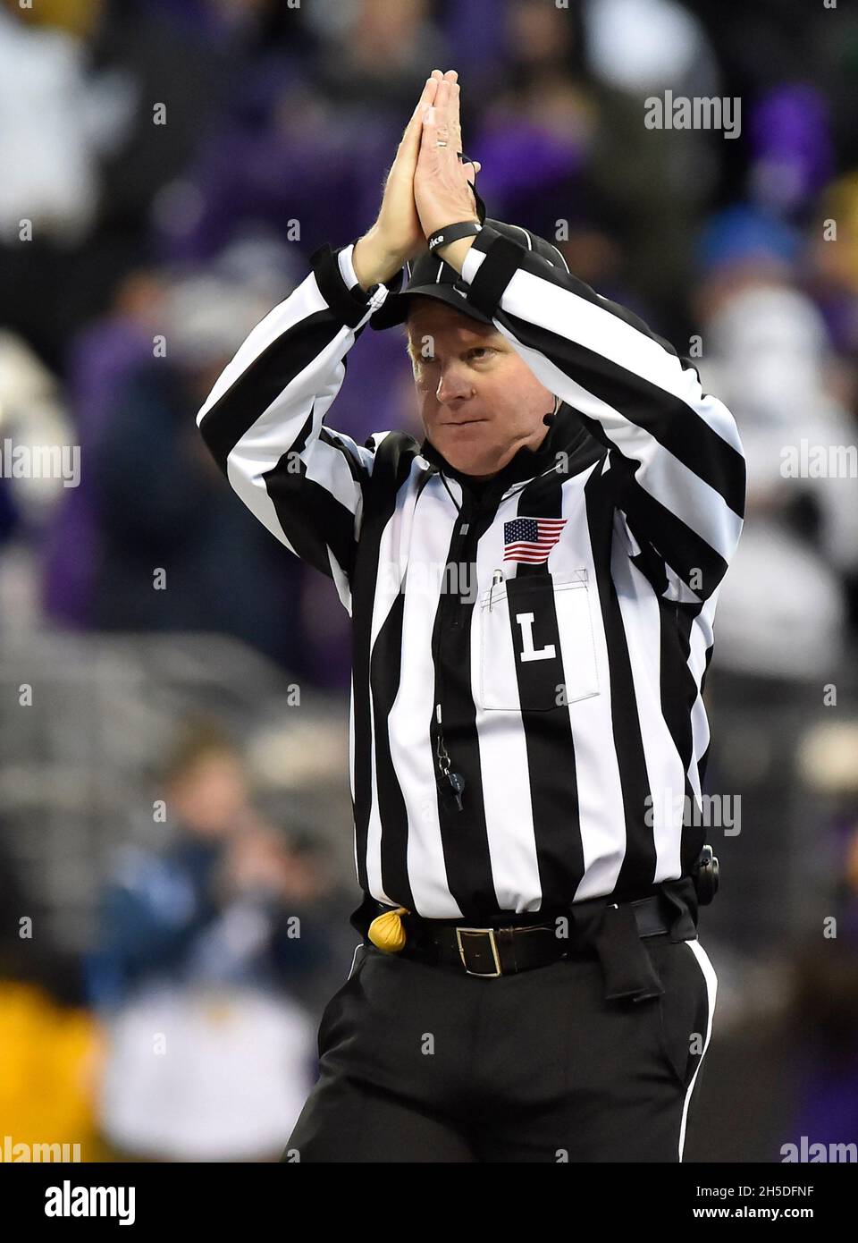 Line judge signals in hi-res stock photography and images - Alamy