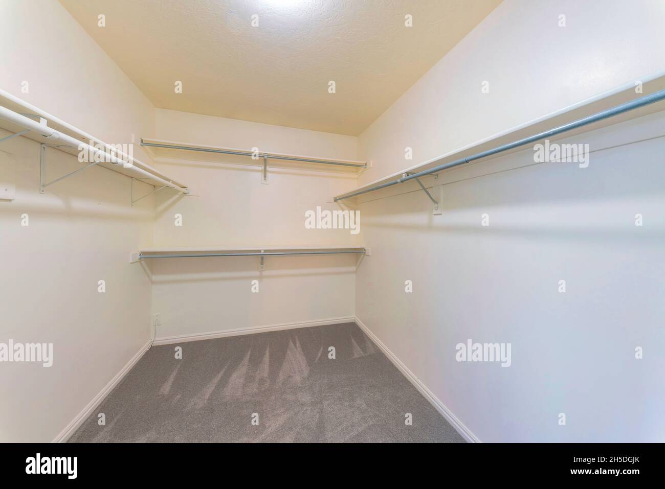 Empty shelving unit hi-res stock photography and images - Alamy