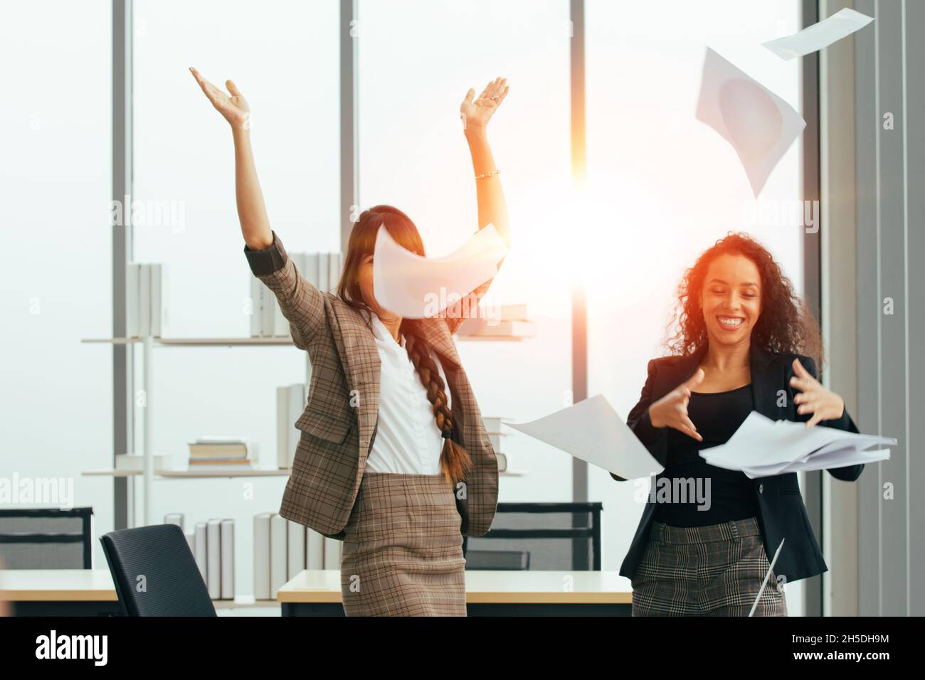 Businesswomen have fun in office, Teamwork businesswoman Stock Photo ...