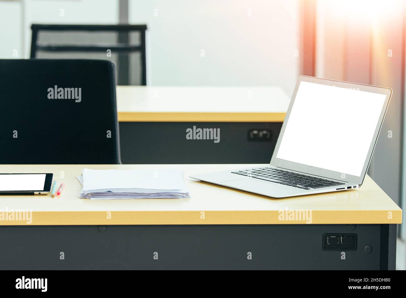 Laptop computer on desk blank screen mockup technology Stock Photo - Alamy