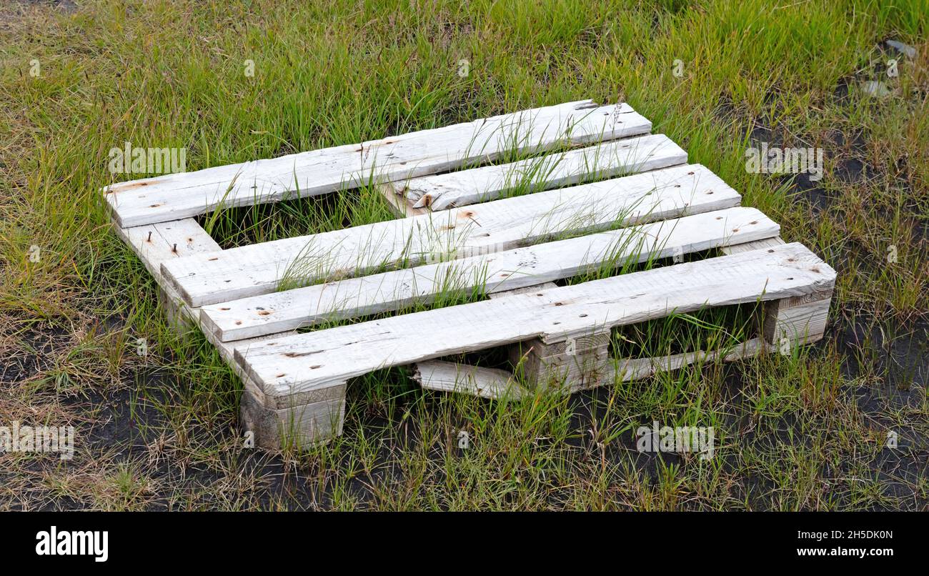 Empty pallet hi-res stock photography and images - Alamy