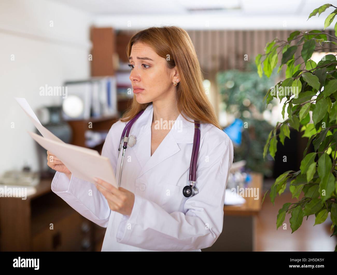 Doctor reading patient record hi-res stock photography and images - Alamy