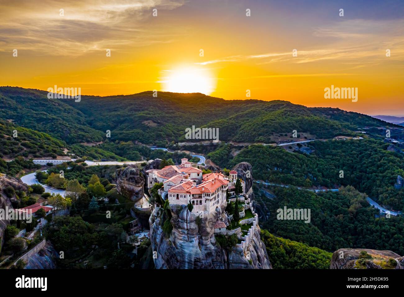 Meteora Klöster aus der Luft | Meteora Monasteries from above Stock ...