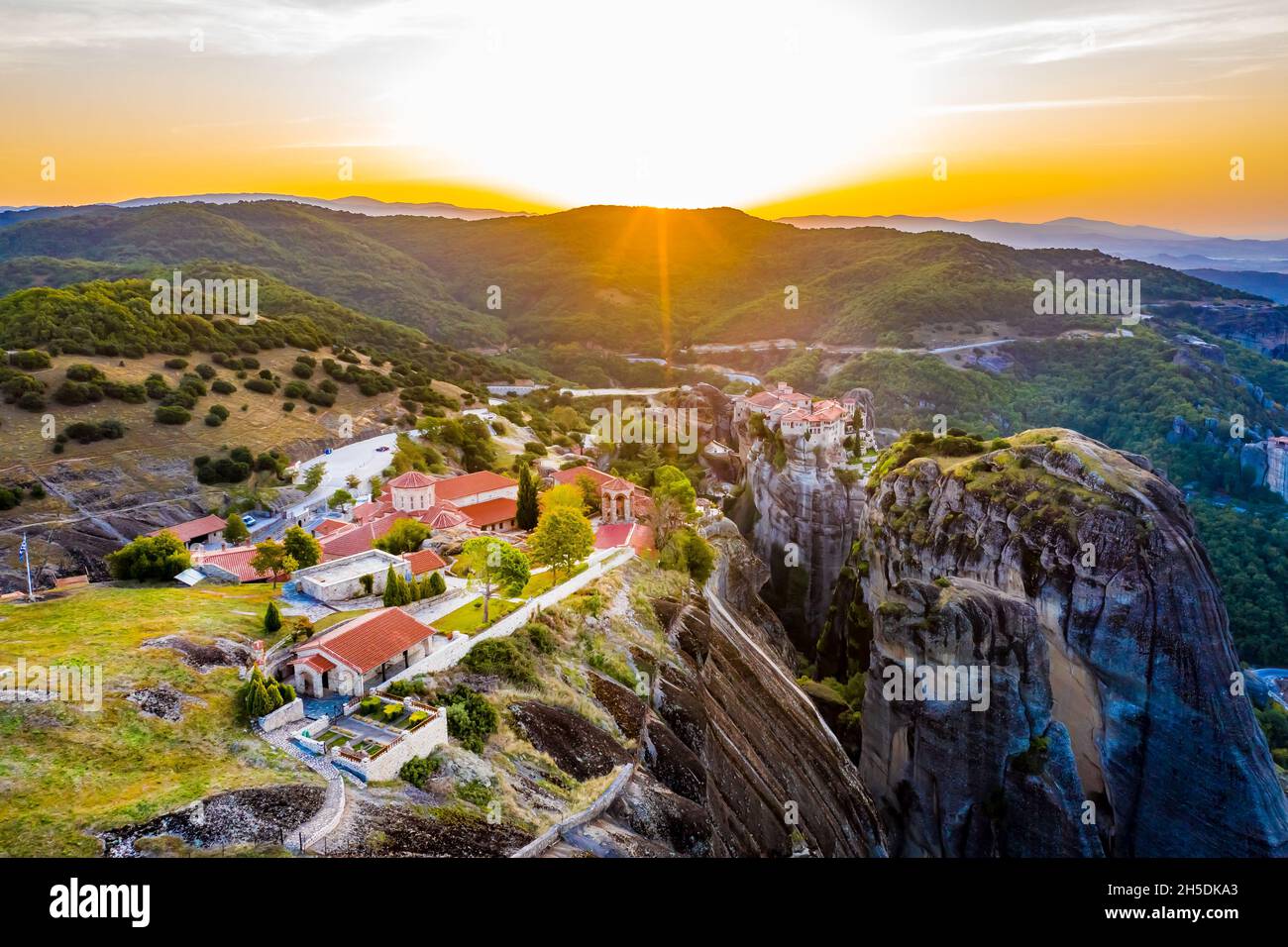 Meteora Klöster aus der Luft | Meteora Monasteries from above Stock ...