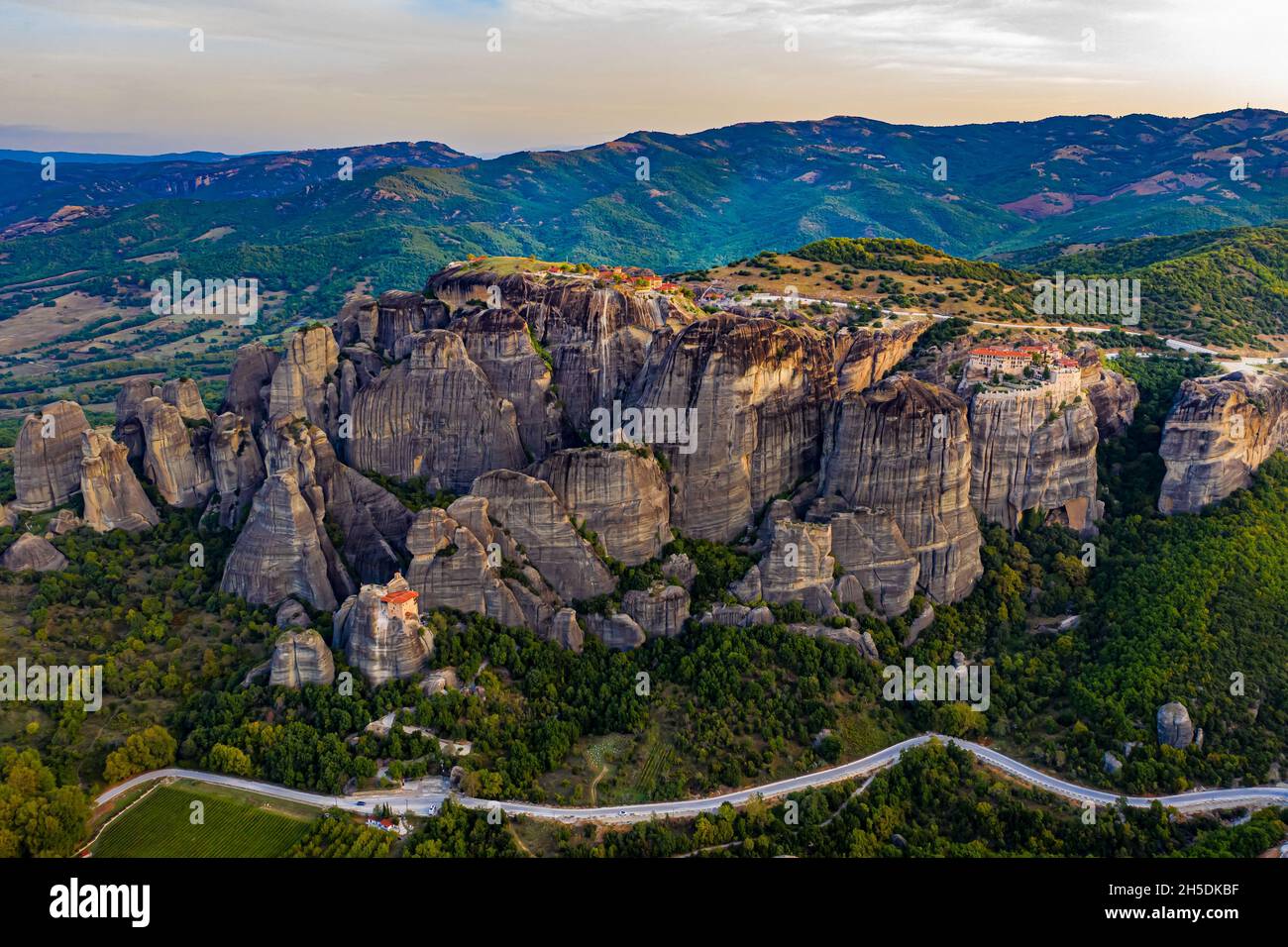 Meteora Klöster aus der Luft | Meteora Monasteries from above Stock ...