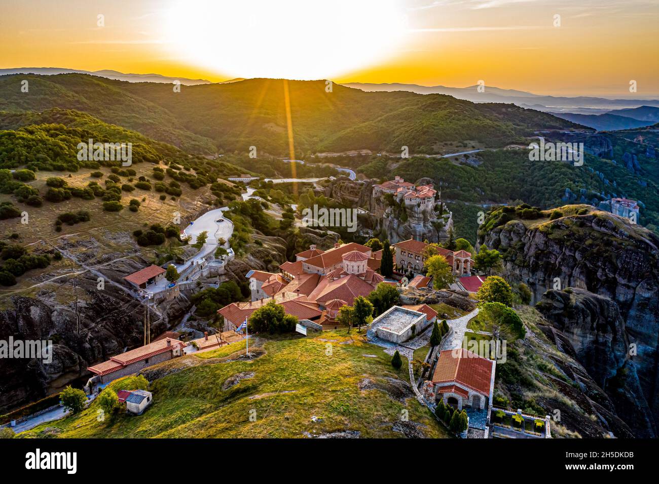 Meteora Klöster aus der Luft | Meteora Monasteries from above Stock ...