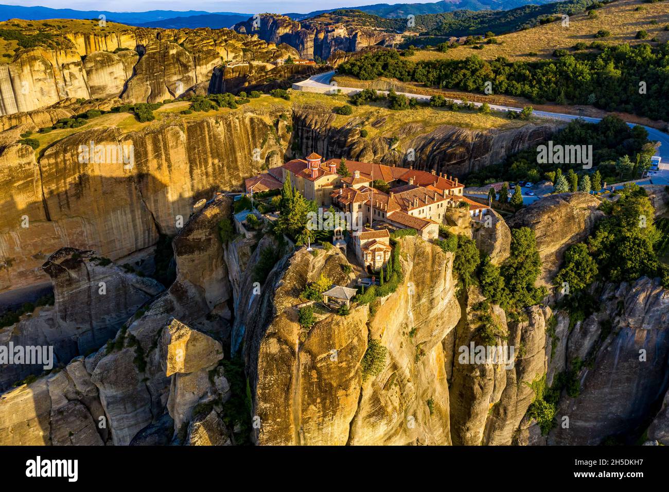 Meteora Klöster aus der Luft | Meteora Monasteries from above Stock ...
