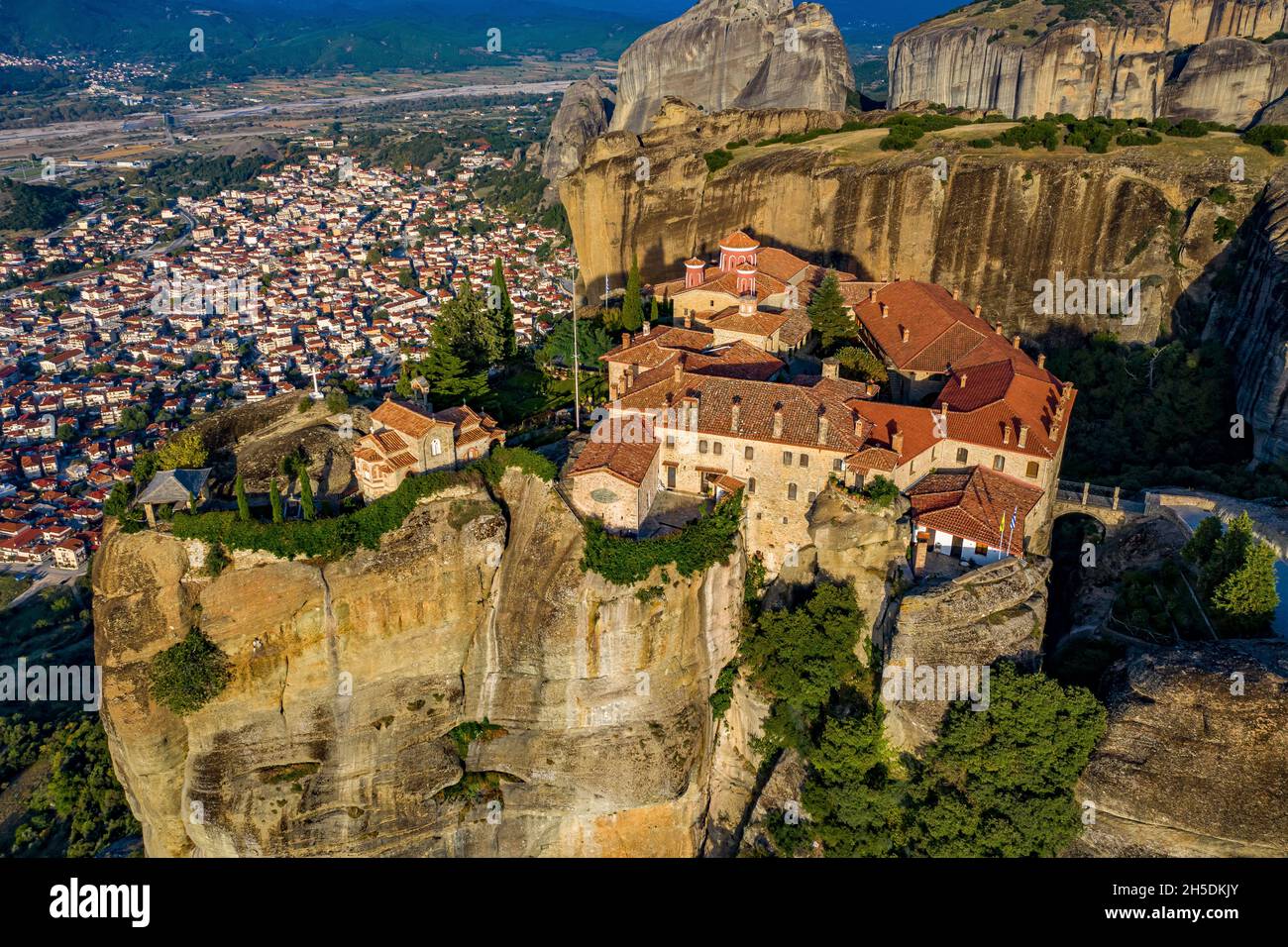 Meteora Klöster aus der Luft | Meteora Monasteries from above Stock ...
