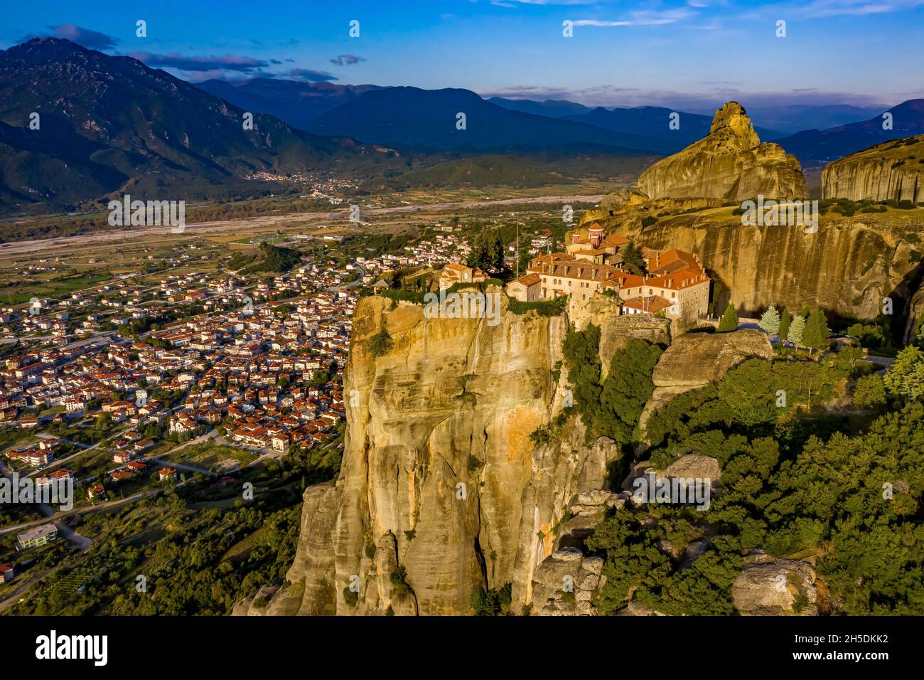 Meteora Klöster aus der Luft | Meteora Monasteries from above Stock ...