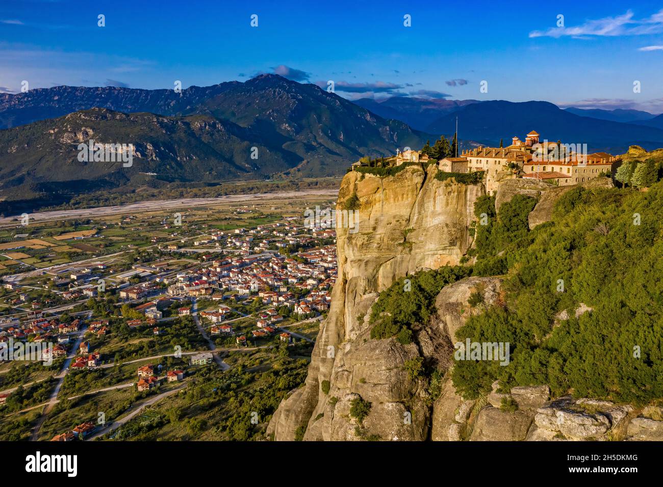 Meteora Klöster aus der Luft | Meteora Monasteries from above Stock ...