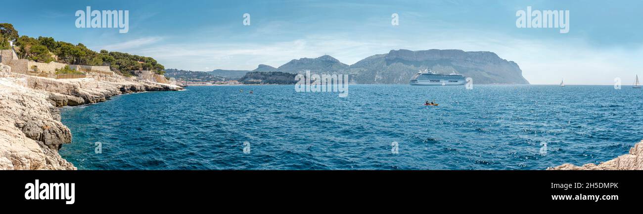 Cassis bay with cruise ship *** Local Caption *** Cassis, France ...