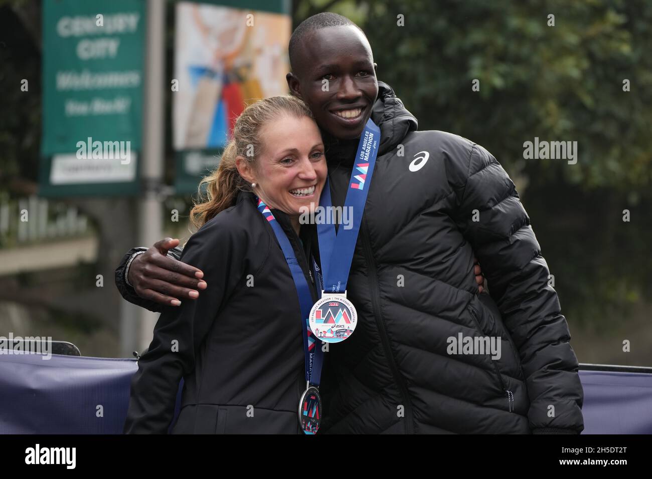 Natasha Cockram (GBR), left, and John Korir (KEN) pose after winning ...