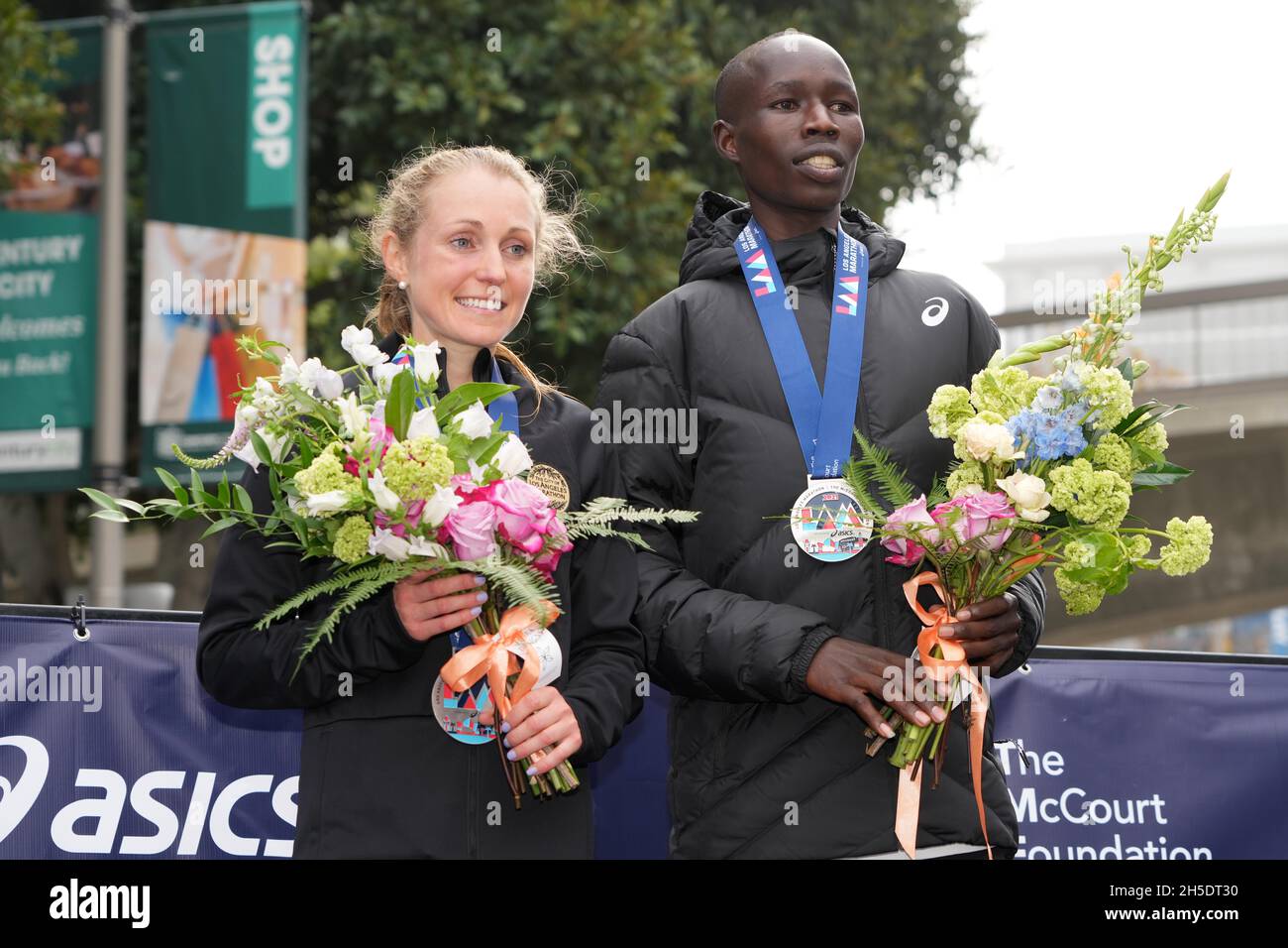 Natasha Cockram (GBR), left, and John Korir (KEN) pose after winning ...