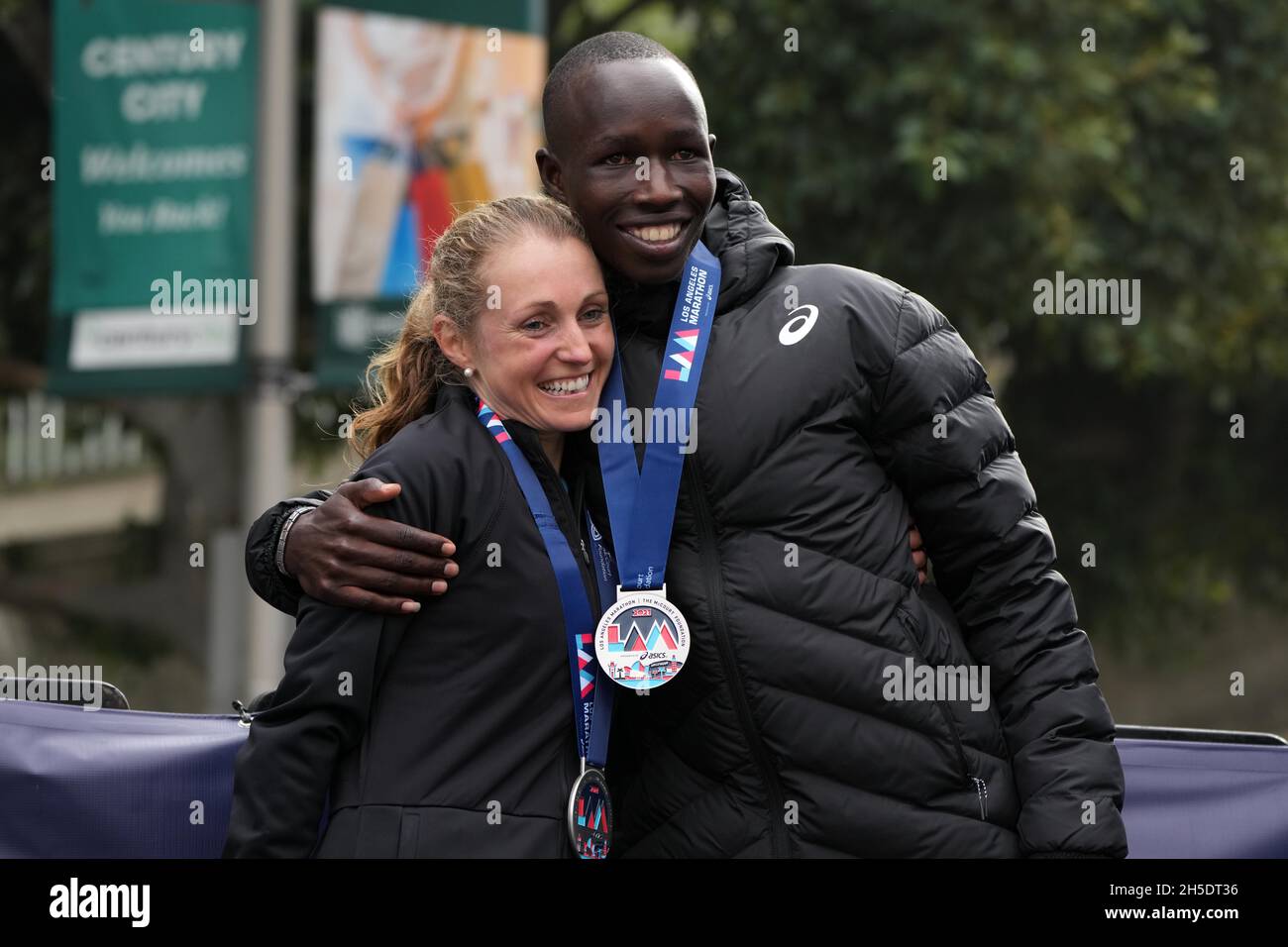 Natasha Cockram (GBR), left, and John Korir (KEN) pose after winning ...