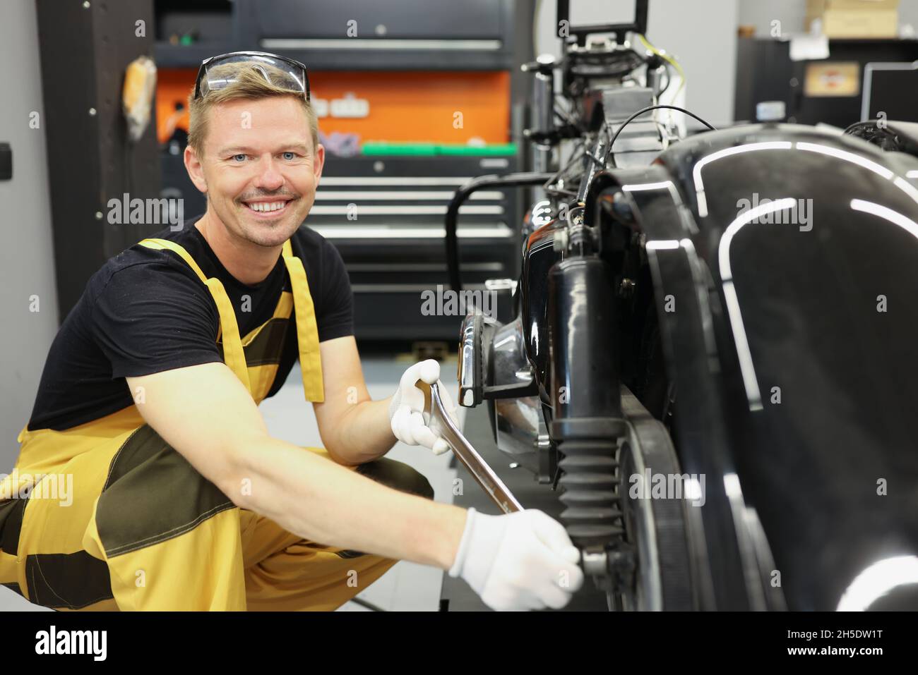 Mechanical spinning wheel hi-res stock photography and images - Alamy