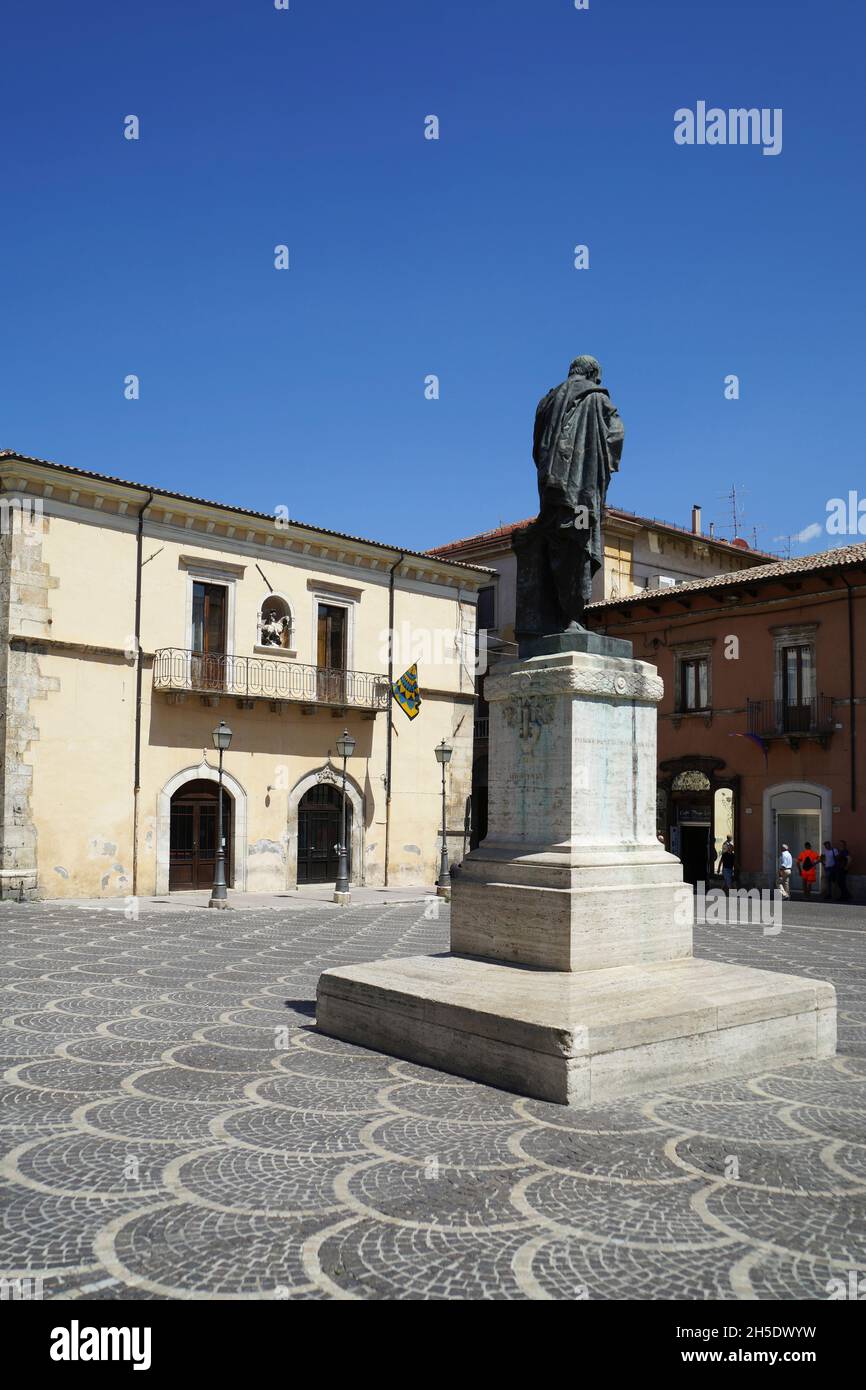 Statue of Ovid, Piazza XX Settembre square, Sulmona, Abruzzo, Italy ...