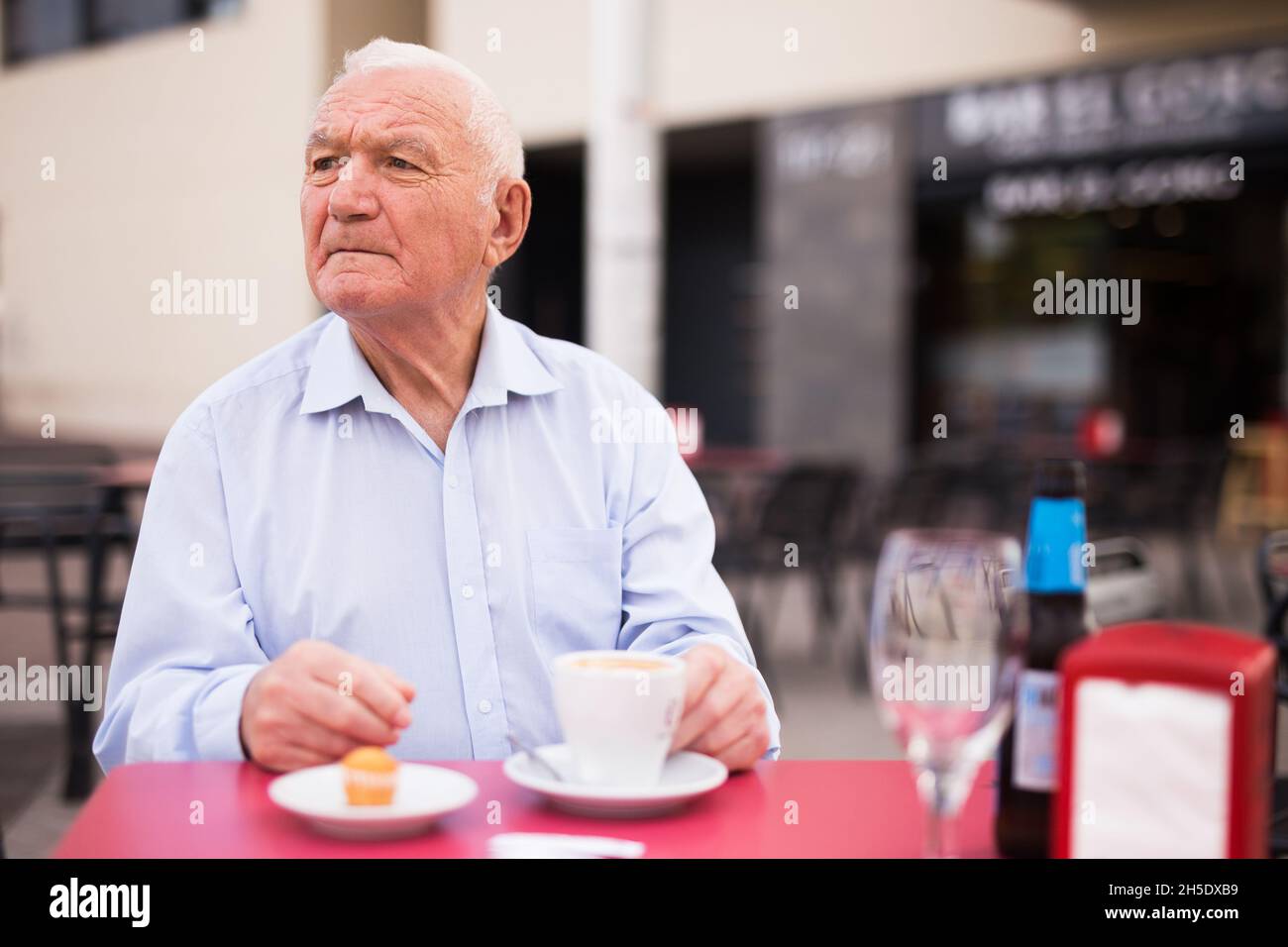 Old man sitting outdoor cafeteria hi-res stock photography and images ...