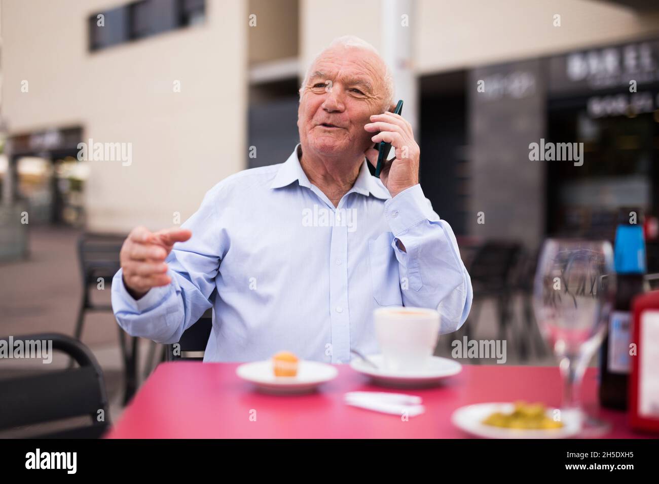 Old man having conversation smartphone hi-res stock photography and ...