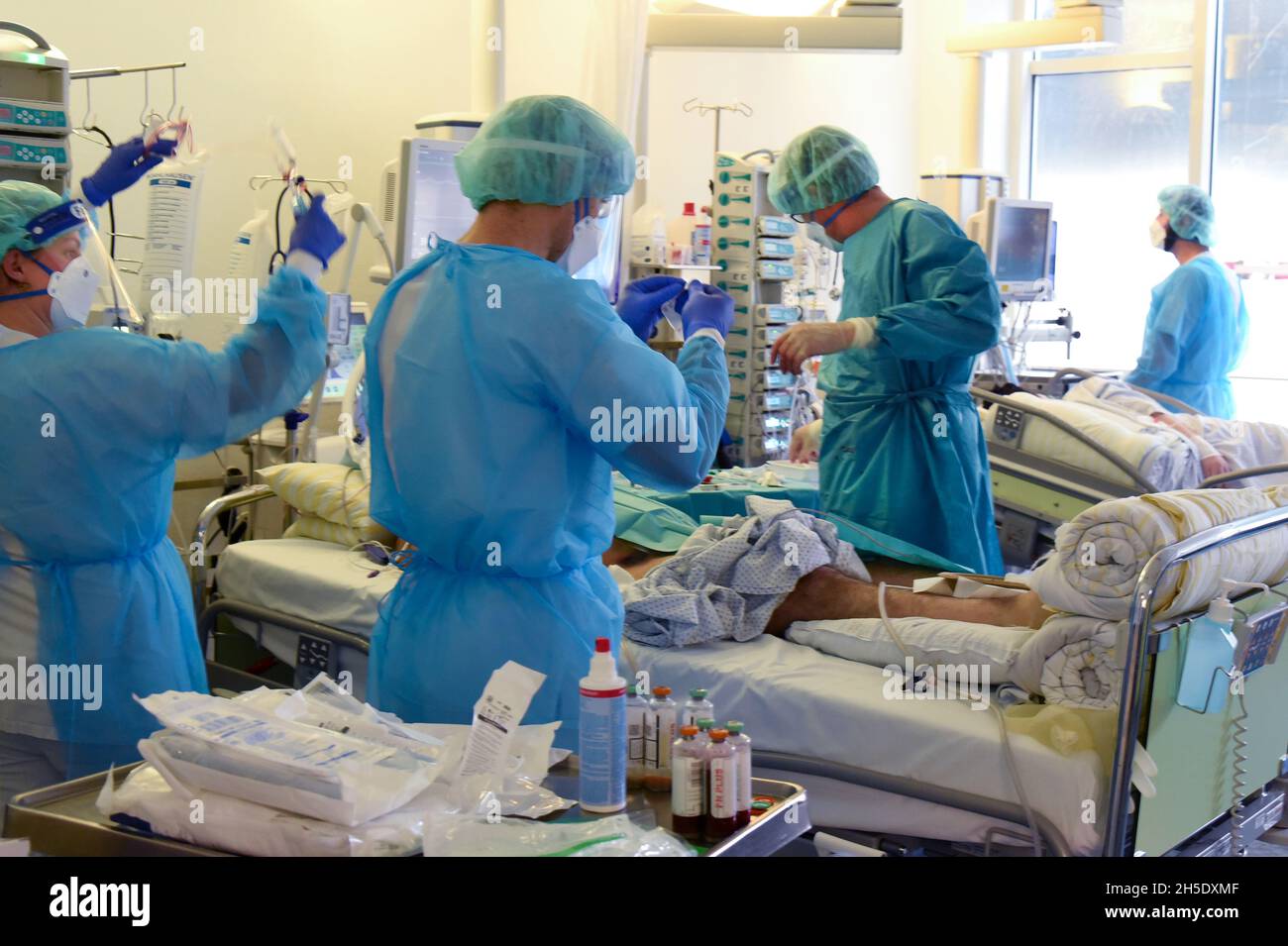 Leipzig, Germany. 08th Nov, 2021. Doctors, nurses and carers look after ...