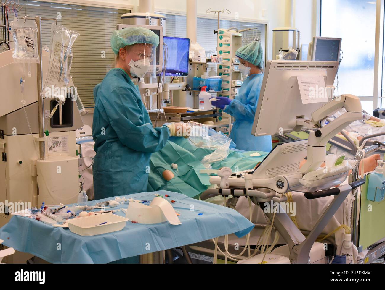 Leipzig, Germany. 08th Nov, 2021. Doctors and nurses care for a patient ...