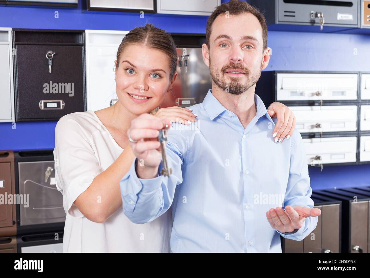 Couple showing keys Stock Photo - Alamy