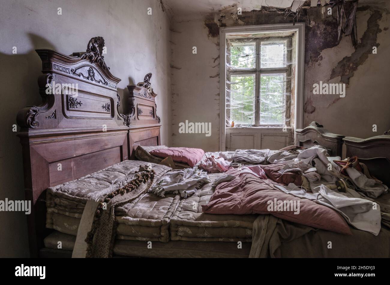 Old bedroom hi-res stock photography and images - Alamy