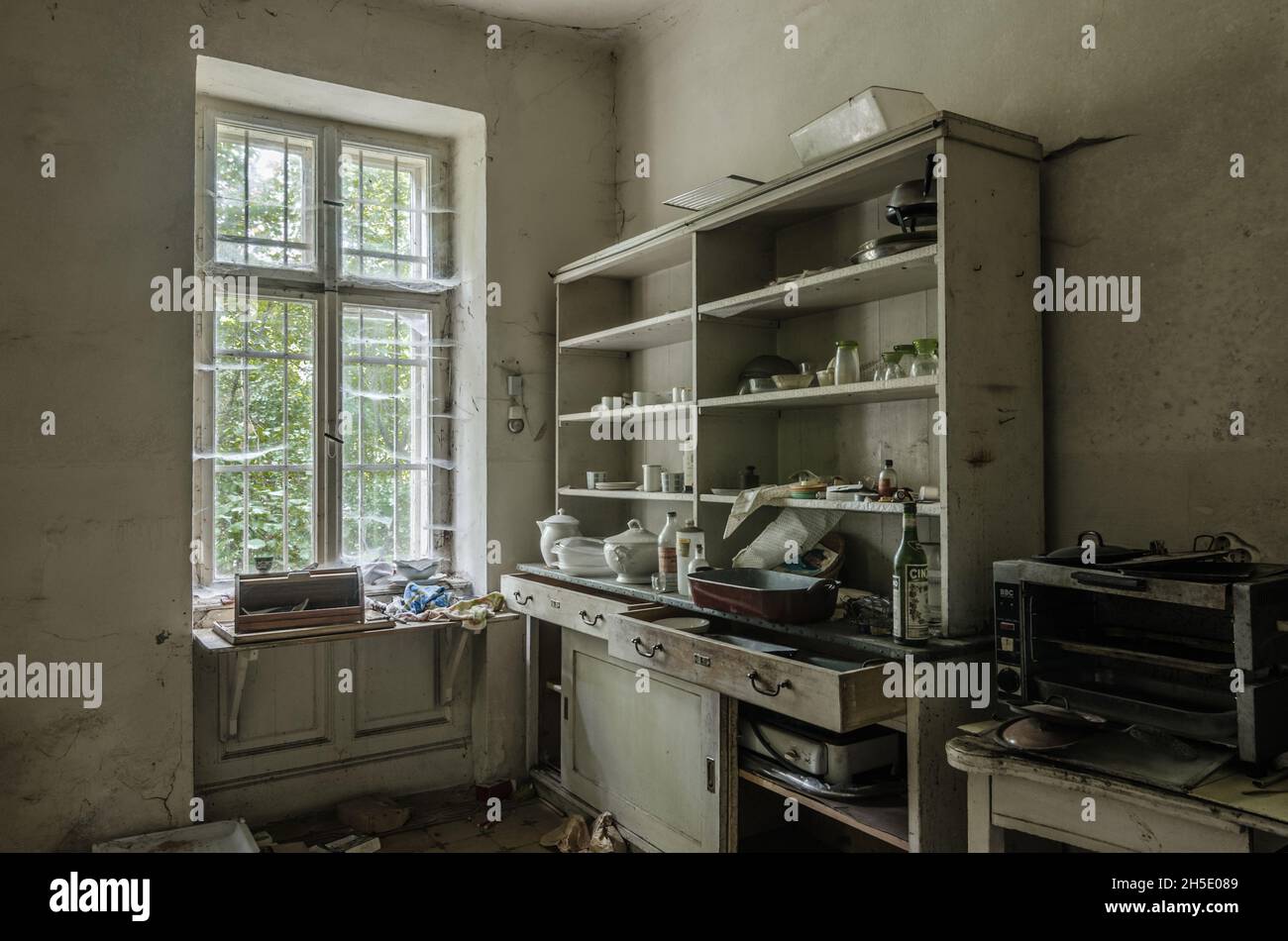 old abandoned kitchen in a house Stock Photo - Alamy