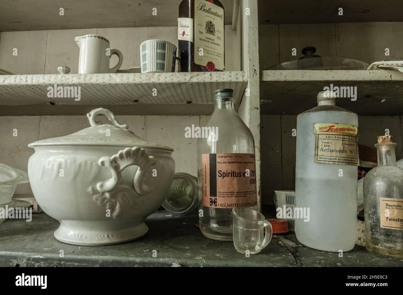 Old kitchen furniture hi-res stock photography and images - Alamy