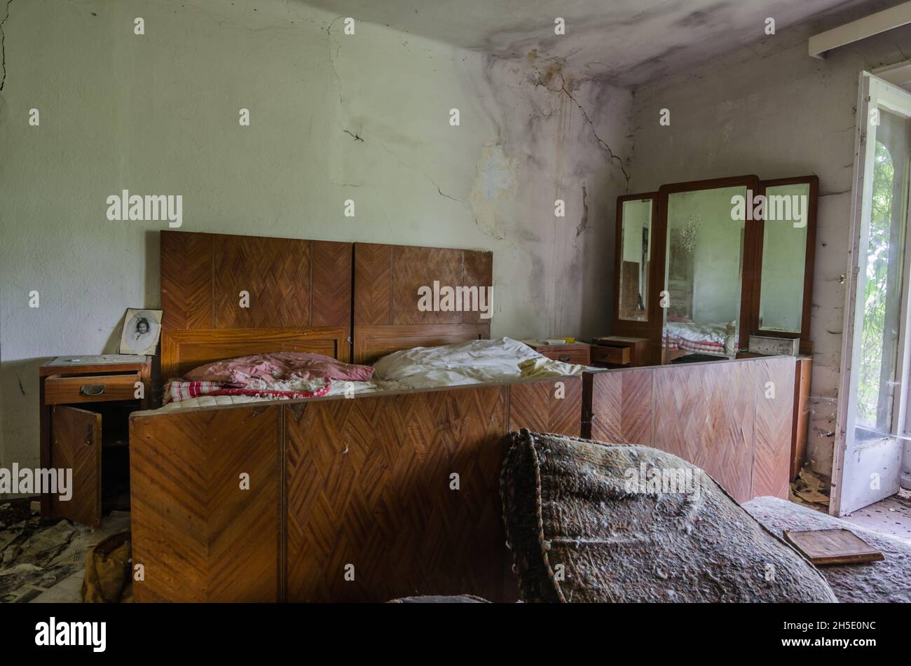 old bed with mirror in abandoned house Stock Photo - Alamy
