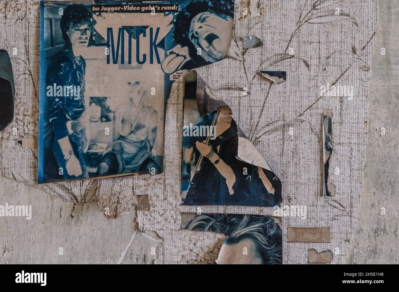 Newspaper cuttings hi-res stock photography and images - Alamy