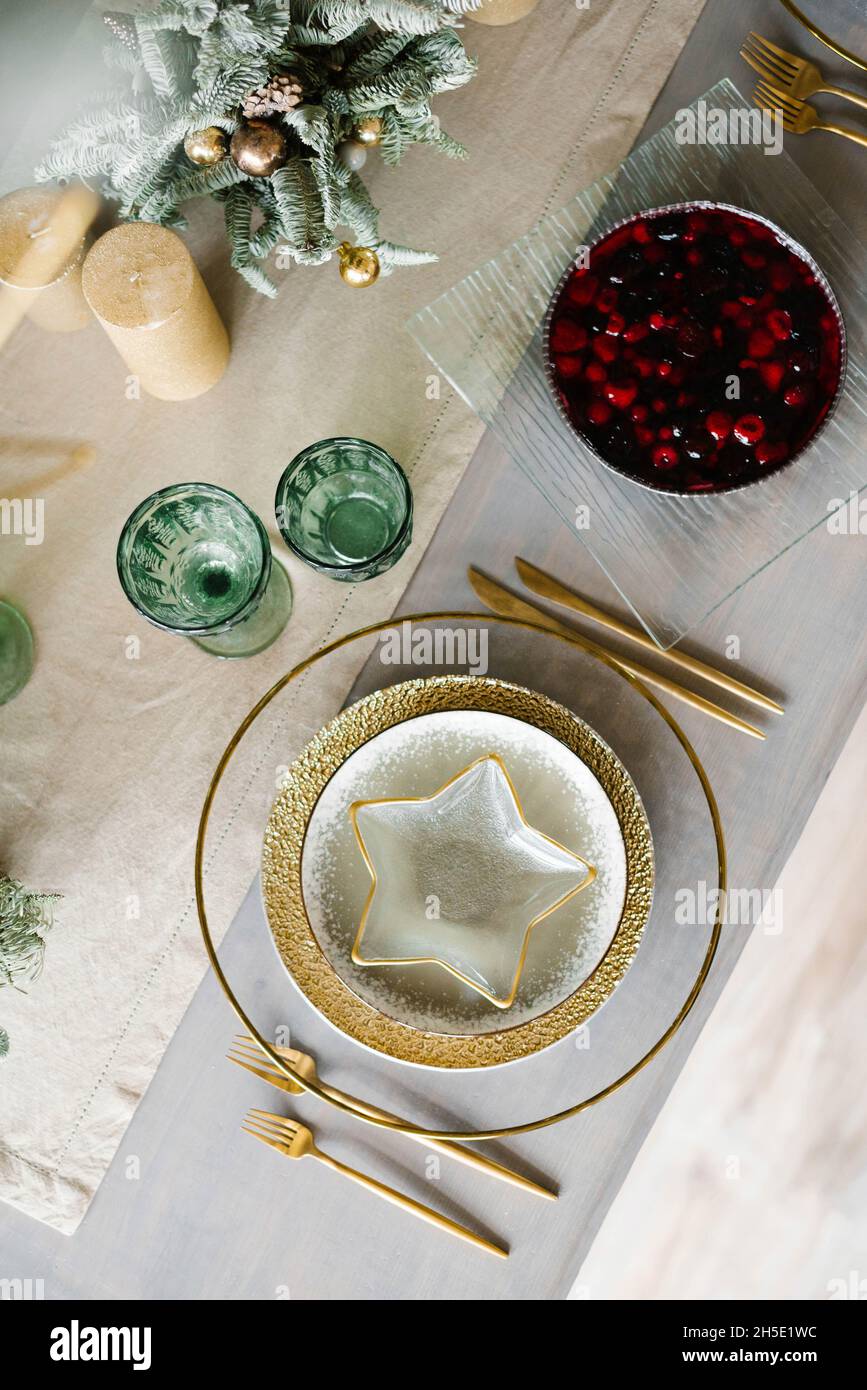 Beautiful table setting for Christmas dinner Stock Photo - Alamy