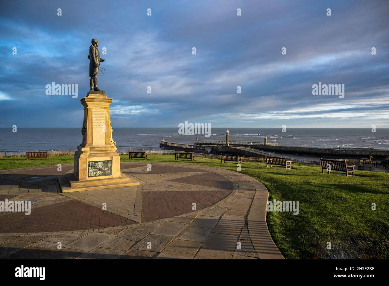The Whitby whalebone arch and Captain Cook Monument Stock Photo - Alamy