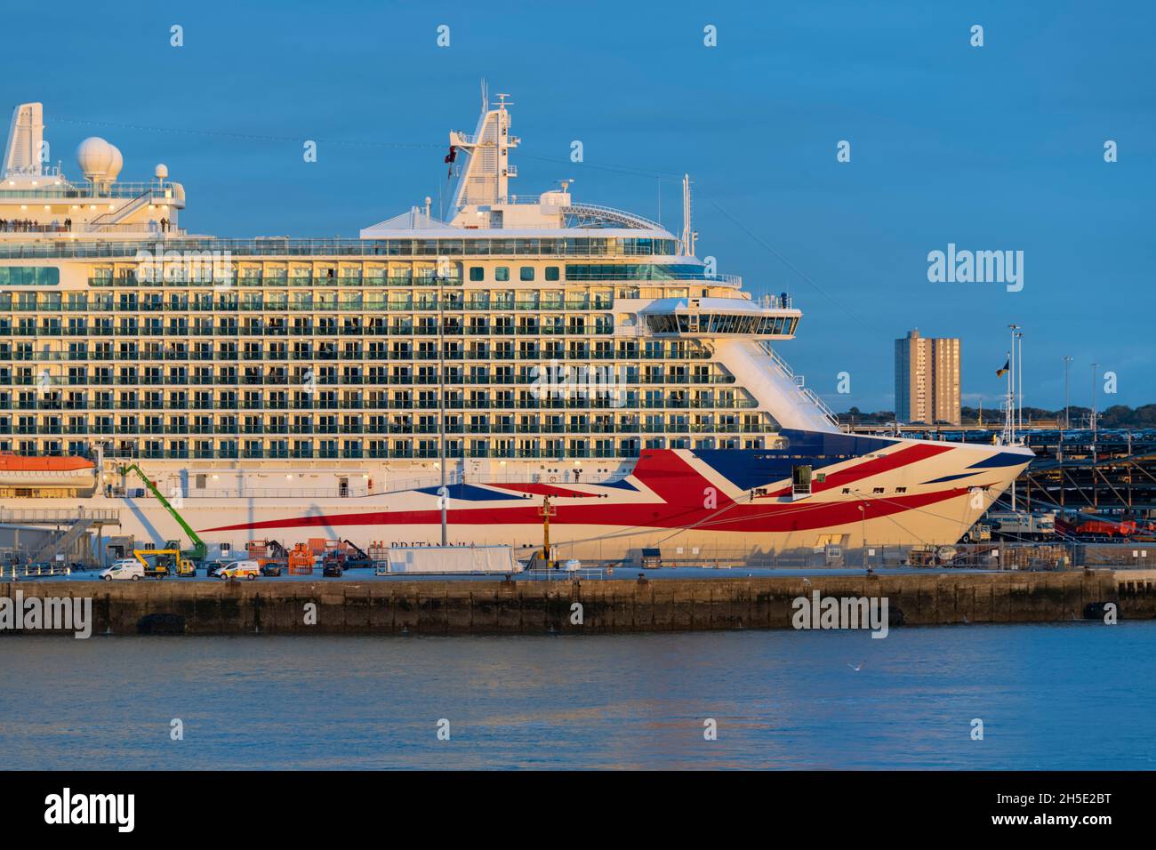 P & O Britannia cruise ship, Ocean Terminal, Southampton Docks UK Stock ...