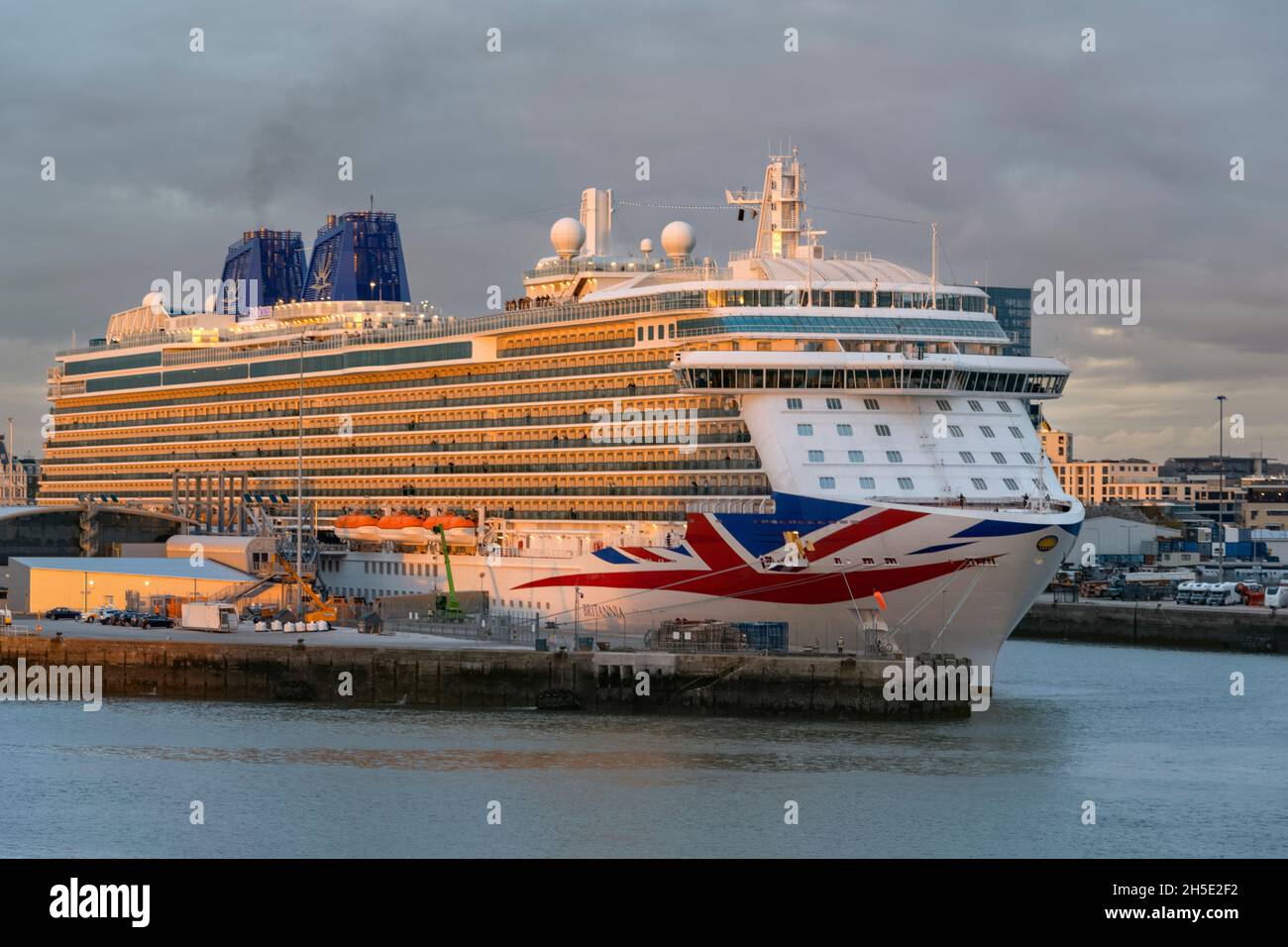Britannia cruise ship hi-res stock photography and images - Alamy