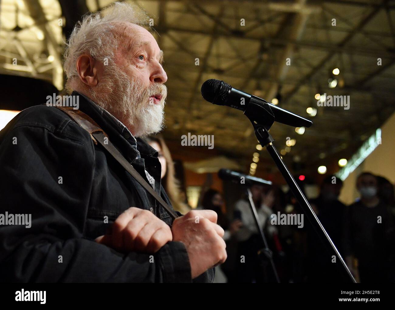 Press preview of the exhibition "Snow on the Grass" by director ...