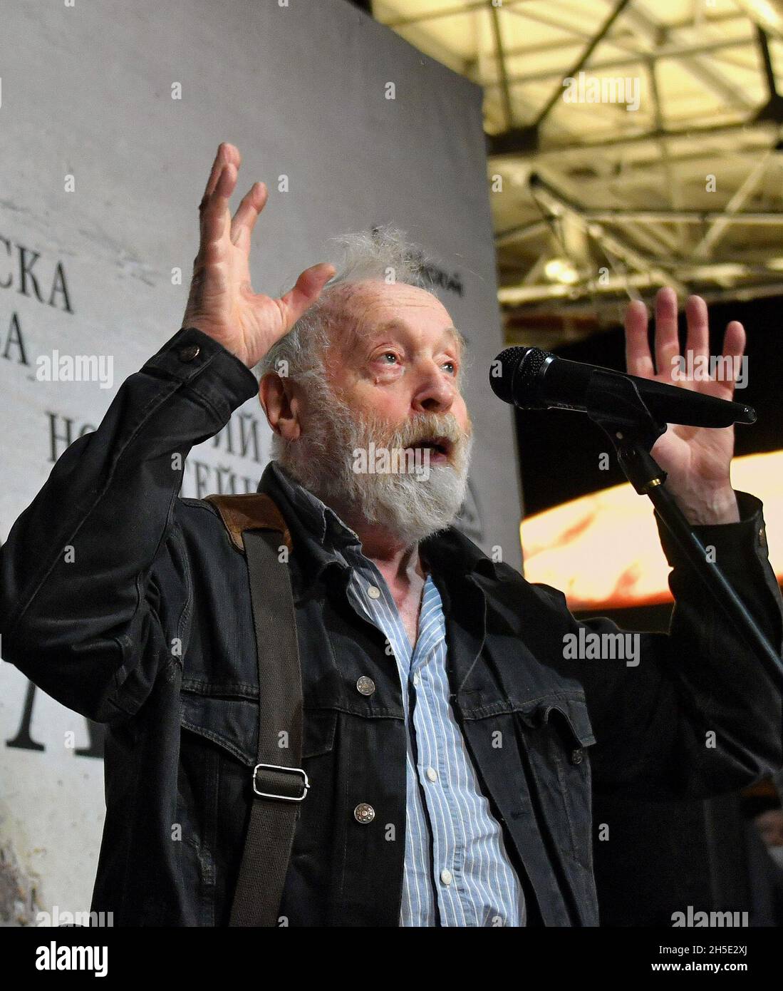 Press preview of the exhibition "Snow on the Grass" by director ...