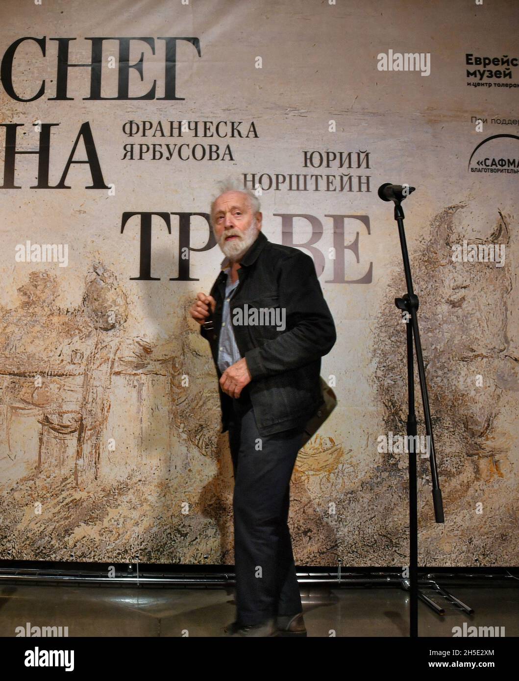 Press preview of the exhibition "Snow on the Grass" by director ...