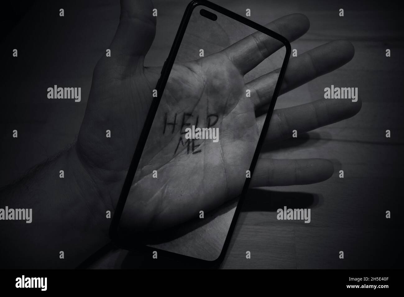 Hand with help me font Stock Photo - Alamy