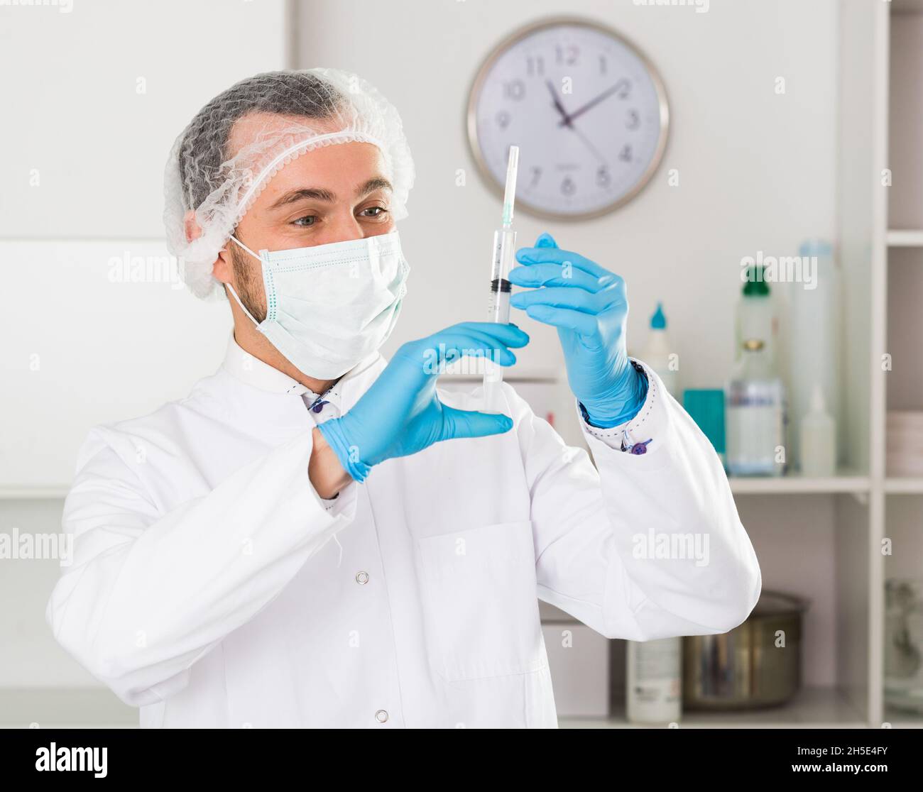 Nurse preparing injection hi-res stock photography and images - Alamy