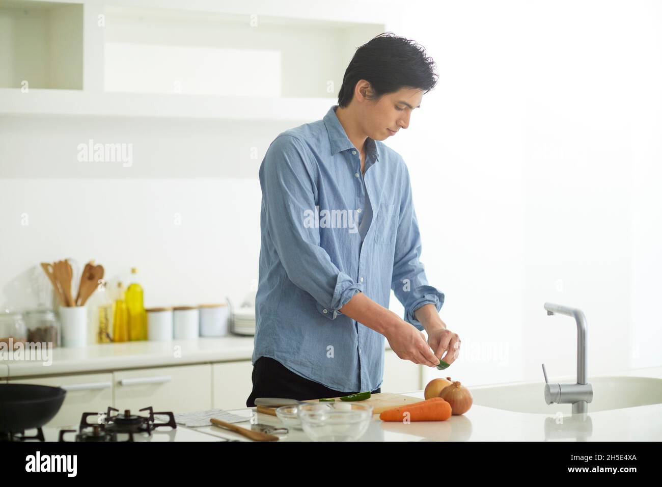 Japanese man cooking in the kitchen Stock Photo - Alamy