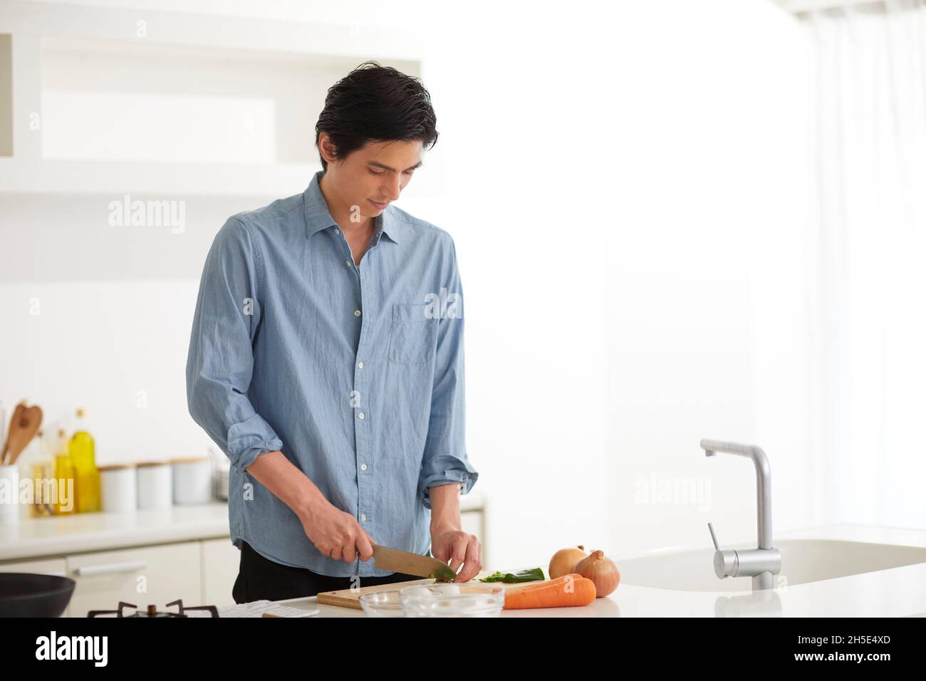 Japanese man cooking in the kitchen Stock Photo - Alamy