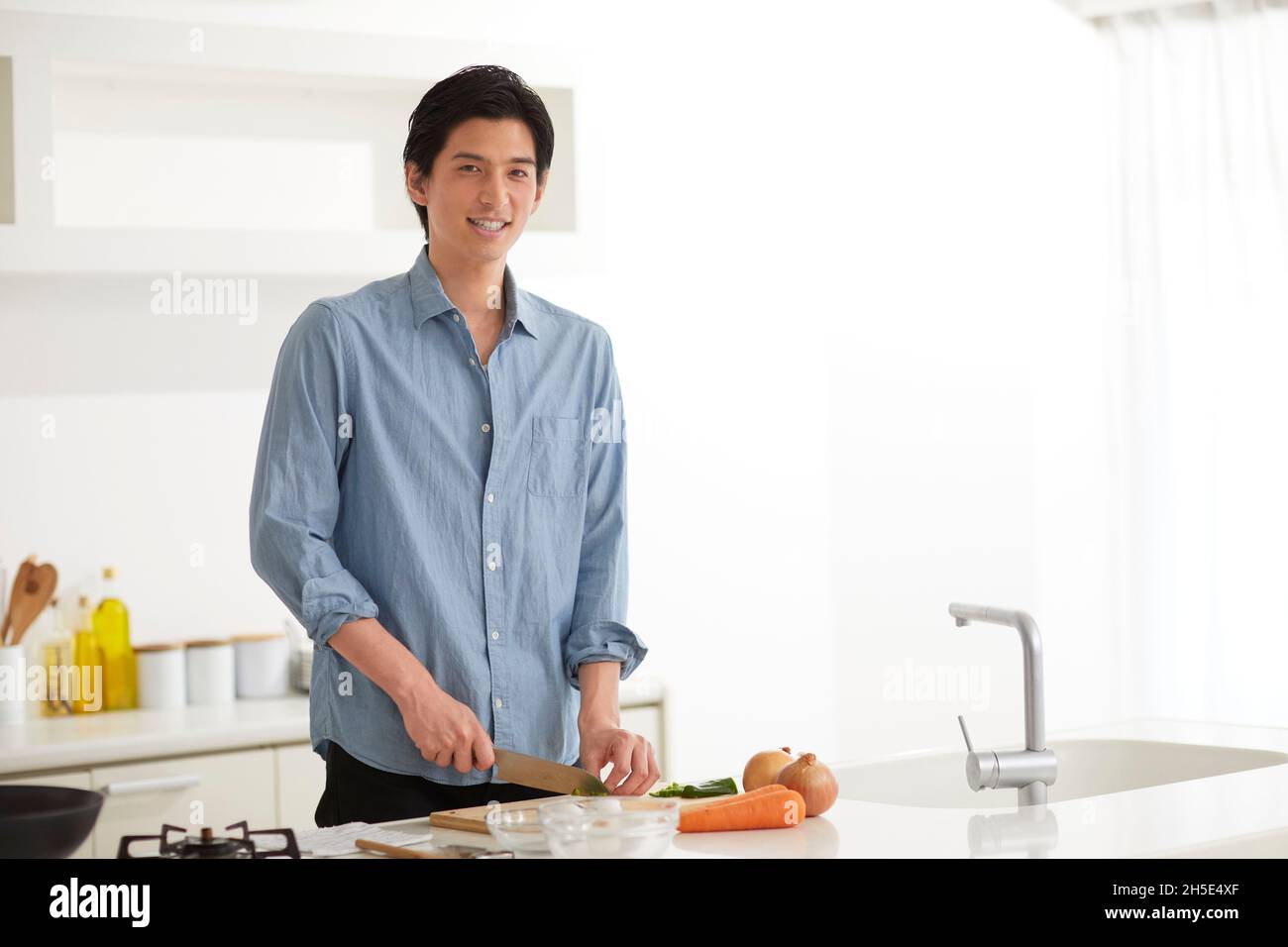 Japanese man cooking in the kitchen Stock Photo - Alamy