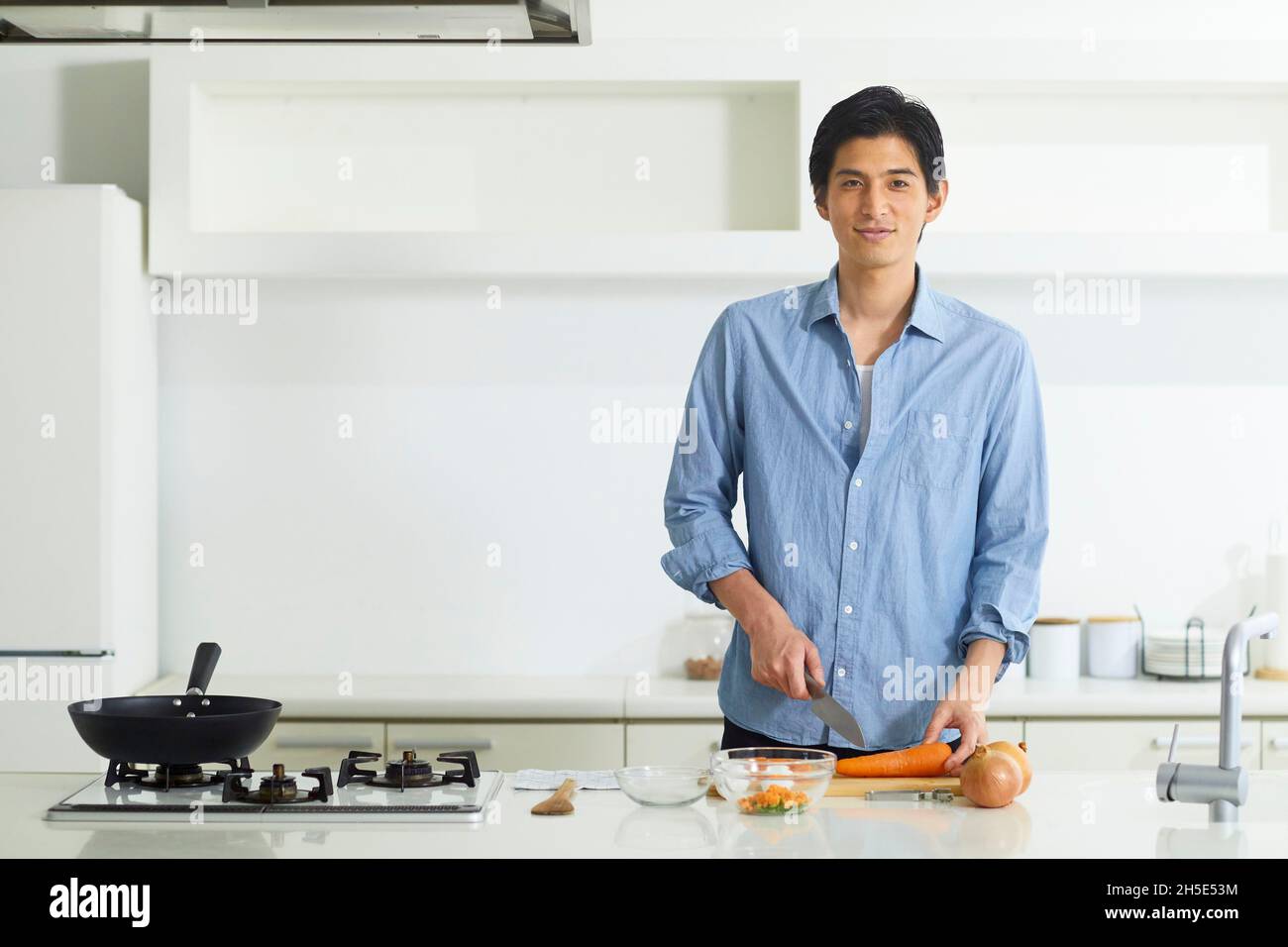 Japanese man cooking in the kitchen Stock Photo - Alamy