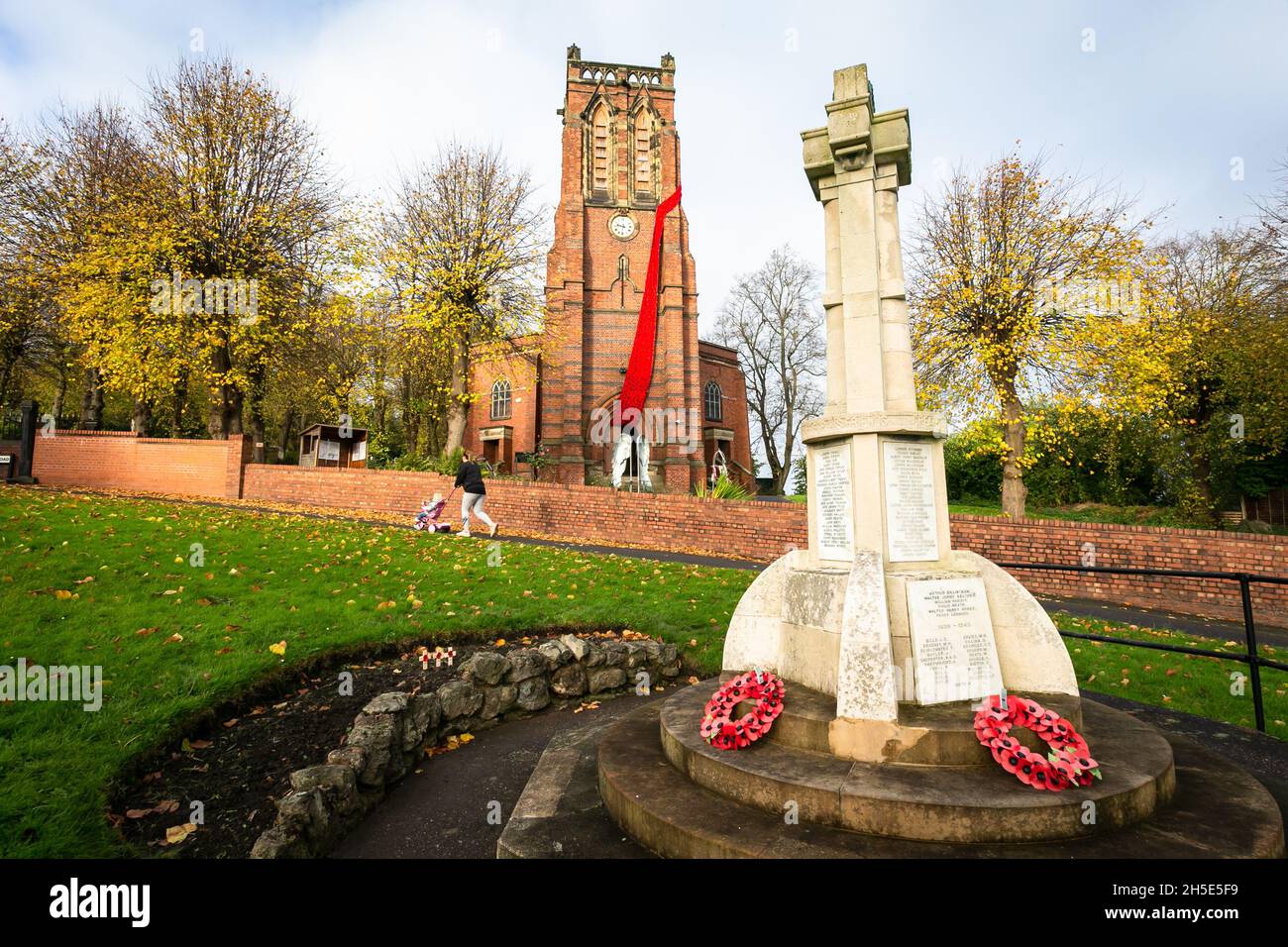 Remembrance day poppy cascade hi-res stock photography and images - Alamy