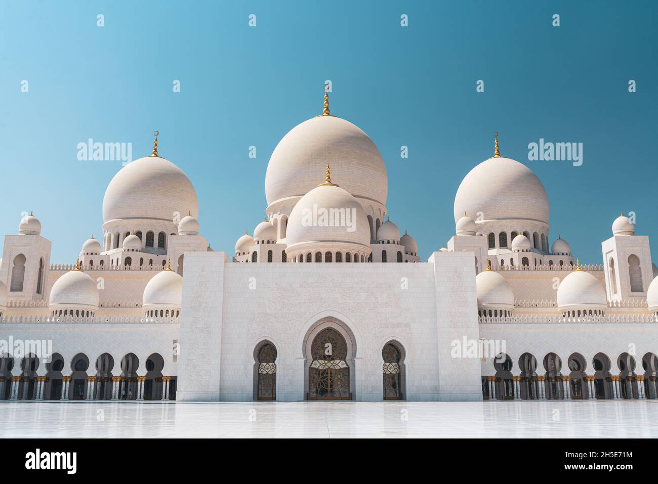 La piu grande moschea degli emirati arabi hi-res stock photography and ...