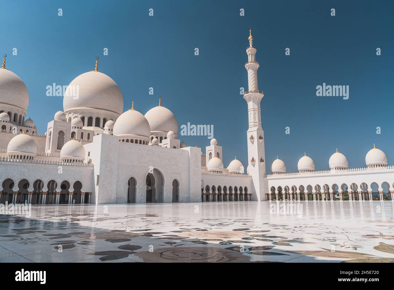 La piu grande moschea degli emirati arabi hi-res stock photography and ...