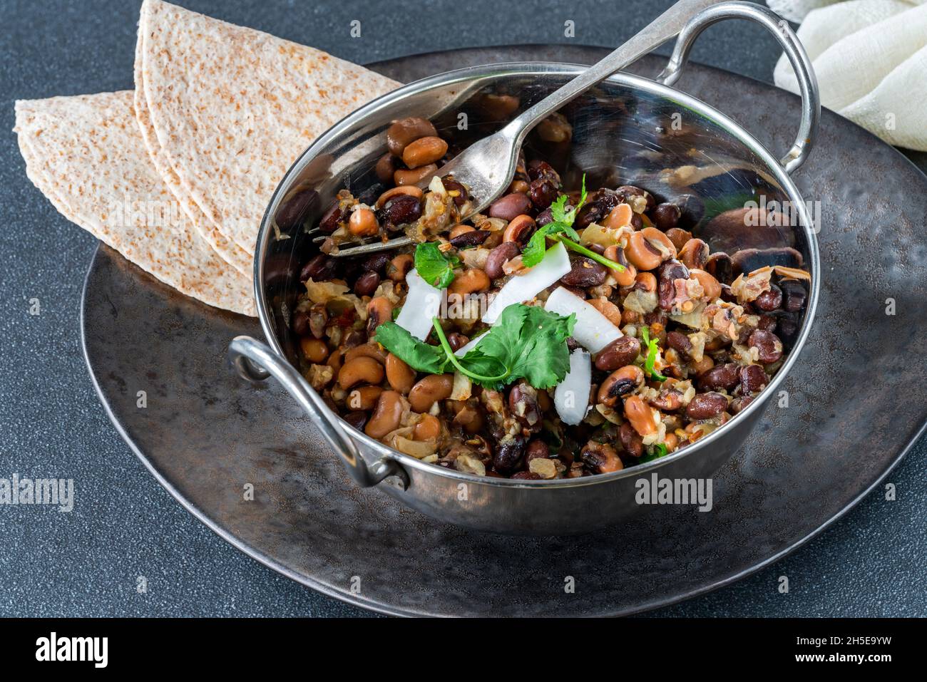 Vegan blackeye bean curry with chapatis Stock Photo - Alamy